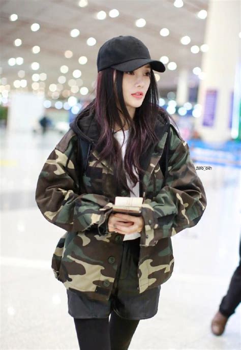 李小璐最新機場秀打扮很時髦，網友：我要有這腿也天天這樣穿！ 每日頭條