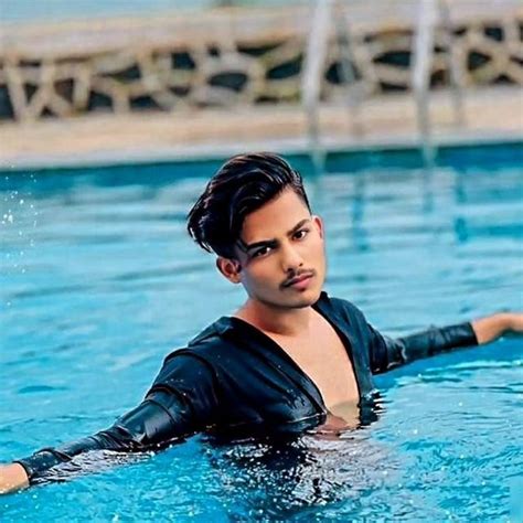 M R I T U N J A Y S A N G W A N Sangwanmritunjay • Threads Say More