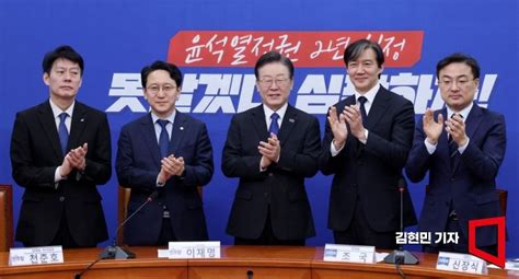 포토 손 맞잡은 이재명·조국 尹 정권 폭정 종식 위해 연대·단결 아시아경제