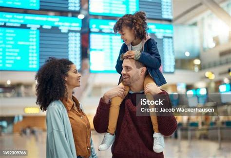 가족 공항 여자 아이와 함께 휴가 비행을 위해 터미널에서 아버지의 어깨에 앉아 있습니다 이민 아이들 또는 어머니 아빠 딸과 함께 여행하는 다양성 30 34세에 대한 스톡