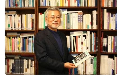 문재인 전 대통령 동네책방 연다 ‘책방지기로 주민과 소통 이르면 내달 평산마을에 문 열어 “대화하고 토론하는 매개체로 책방지기 일하며 같이 읽을 것 청와대를 떠난 뒤