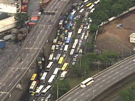 Vídeo Trânsito é complicado no entorno da rodoviária Novo Rio Bom