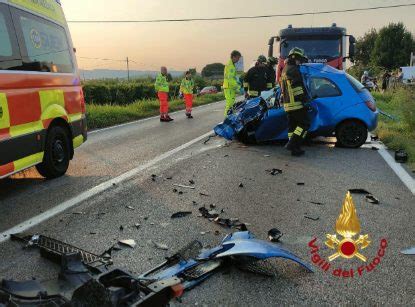 Incidente A Verona Auto Si Schianta Contro Camion Dei Rifiuti Morti