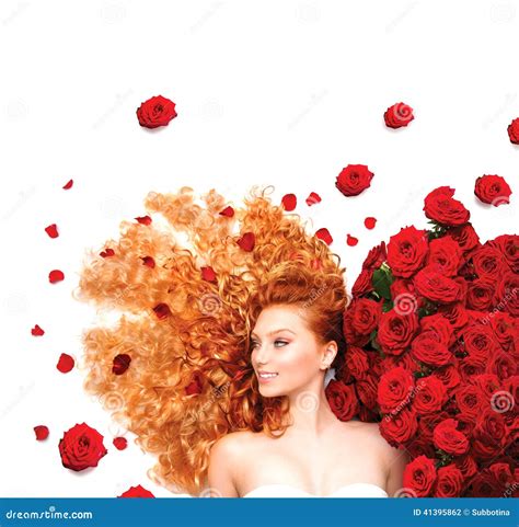 Muchacha Con El Pelo Rojo Rizado Y Las Rosas Rojas Hermosas Foto De