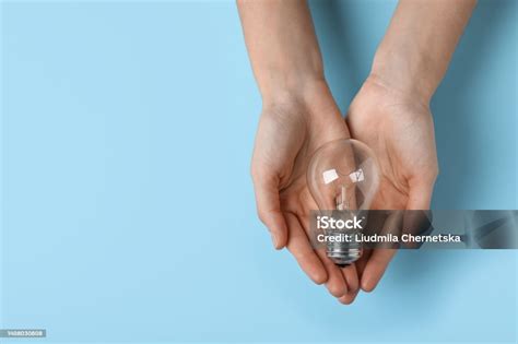 色の背景に電球を持っている女性上面図テキスト用のスペース 1人のストックフォトや画像を多数ご用意 1人 ひらめき まぶしい