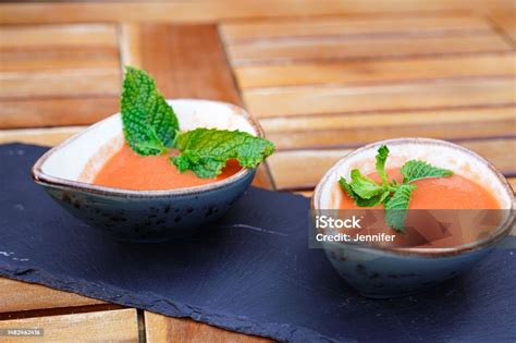 살모레호 스페인 안달루시아 코르도바에서 온 상쾌한 스페인 토마토 차가운 수프 0명에 대한 스톡 사진 및 기타 이미지 0명