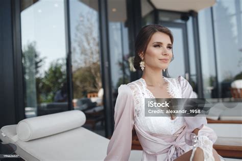 세련된 분홍색 목욕 가운을 입은 아름다운 젊은 여성은 휴가 기간 동안 여름에 비싼 호텔에서 혼자 시간을 보냅니다 가구에 대한 스톡 사진 및 기타 이미지 Istock