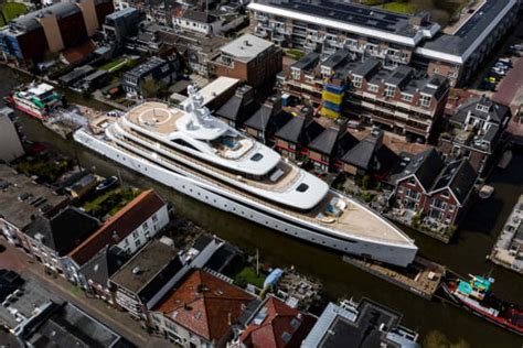 Un Grand Yacht De Luxe Se Faufile Dans Les étroits Canaux Des Pays Bas
