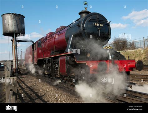 48624 Lms 8f Class 2 8 0 Steam Engine Taking On Water At Loughborough Station Great Central