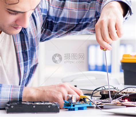 在车间修理的专业修理工高清图片下载 正版图片504480389 摄图网
