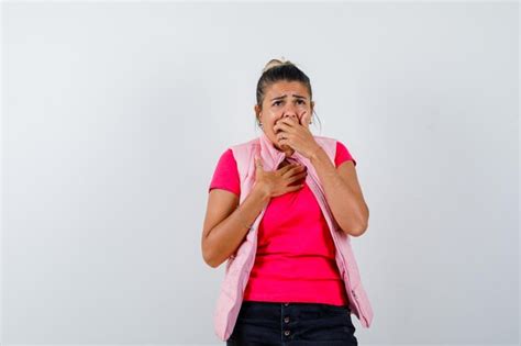 여자 T 셔츠 조끼에 입에 손을 잡고 곰 곰 찾고 무료 사진