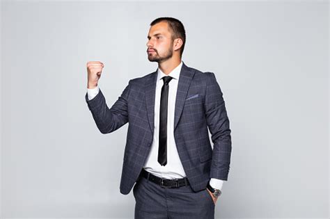 젊은 성공적인 기쁘게 사업가 에 공식적인 정장 비명 과 Clenching 그의 주먹 위에 고립 된 회색 배경 감독에 대한 스톡 사진 및 기타 이미지 Istock