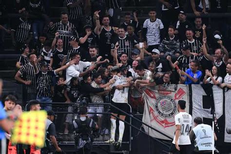 Corinthians tem pior público do ano na Arena em noite de goleada sobre o Nacional PAR