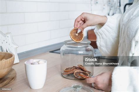 마른 감귤 칩을 유리 용기에 넣고 크리스마스를 준비하는 여성의 손 12월에 대한 스톡 사진 및 기타 이미지 12월 가정 생활 가정 주방 Istock