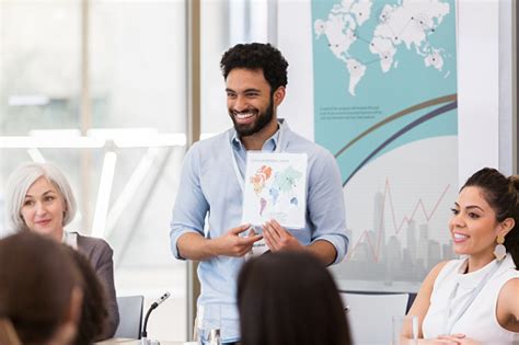 젊은 남자는 비즈니스 컨퍼런스 중에 프레젠테이션을 제공 합니다 공개 토론회에 대한 스톡 사진 및 기타 이미지 공개 토론회 교육 글로벌 비즈니스 Istock