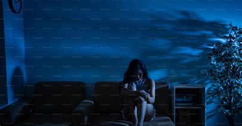 우울증을 앓고있는 아시아 여성 그녀는 스트레스를받습니다 그리고 집에 머물러 라 사진 Unsplash의 건강한 라이프 스타일 이미지