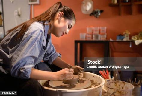 도자기 예술가 차분하고 꼼꼼하게 점토 조형을 만드는 젊은 여성 가능한 가장 매력적인 작품을 만들기 위해 20 24세에 대한 스톡 사진 및 기타 이미지 Istock