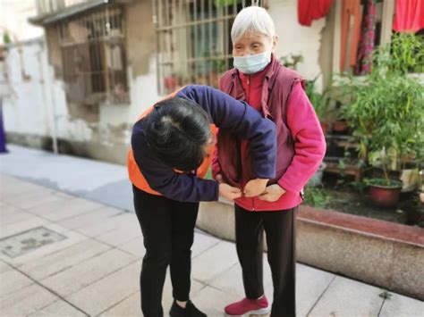 万宏集团免费为旗下12家养老院的老人配备了 智能防摔马甲”
