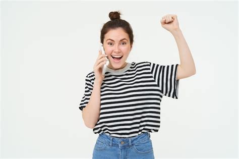 Retrato De Una Joven Entusiasta Hablando Por Teléfono Móvil
