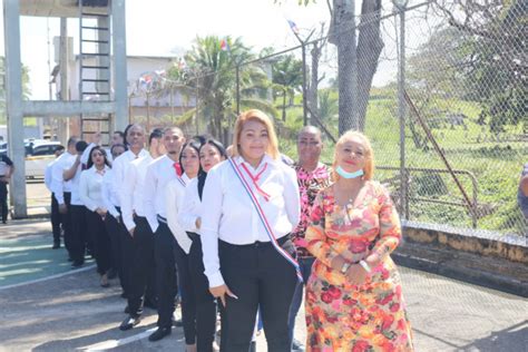 Nuevos graduados de premedia y media en Nueva Esperanza de Colón