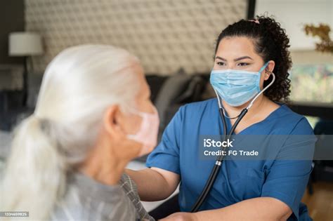 간호사가 가정 방문 중에 수석 환자의 심장 박동을 듣고 보호 얼굴 마스크를 착용 간호사에 대한 스톡 사진 및 기타 이미지 간호사 심장 환자 Istock