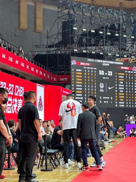 广东元素1！易建联现身耐高总决赛现场 担任颁奖嘉宾 直播吧