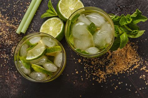 브라질 전통 Caipirinha 민트와 라임 설탕 어두운 배경 평면도 공간에 복사 합니다 0명에 대한 스톡 사진 및 기타 이미지
