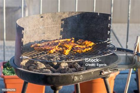 뜨거운 그릴에 치킨 유 방 스테이크를 배치 불에 바베 큐 고기 여름 날씨 친구와 함께 그릴 파티 개념에 대한 스톡 사진 및 기타