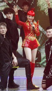 内蒙古女歌手乌兰图雅一身喜庆红色装扮美腿穿高跟皮靴演出 10图 图集 名腿网