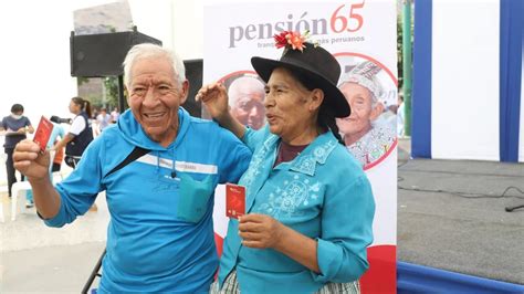 adultos mayores recibieron por primera vez tarjetas de débito para cobrar pensión Infobae