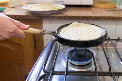 Mujer Preparando La Mezcla De Harina Y Agua Para Hacer Tortitas Foto
