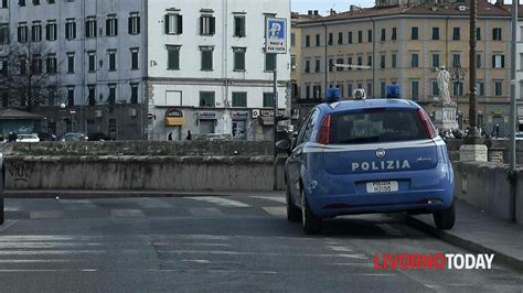 Via Pellettier Fermato Per Un Controllo Si Infila 12 Involucri Di