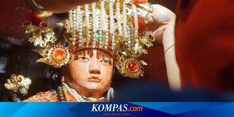 Sambut Imlek Kelenteng Tjoe Tik Kiong Jalani Ritual Ganti Baju Dewa