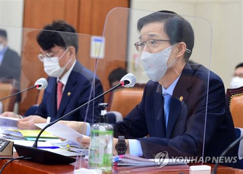 의원 질의에 답변하는 방문규 국무조정실장 연합뉴스