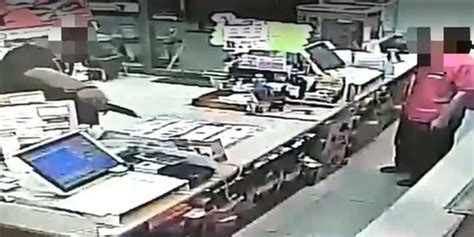 台湾佛系店员鞠躬吓傻劫匪：你自己来收银台拿含视频手机新浪网