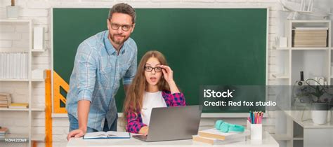 학교의 아버지와 딸 교사와 학생 배너 칠판 배경에 노트북으로 학교에서 놀란 아버지와 자녀 공부 전자 학습 남자에 대한 스톡 사진 및 기타 이미지 Istock