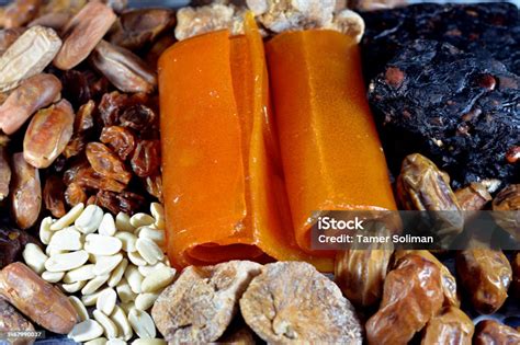 라마단 말린 과일 Yameesh 말린 날짜 살구 페이스트 타마 린드 무화과 건포도 땅콩 견과류 갈가리 찢긴 코코넛 가루 라마단 설탕에 절인 과일 또는 Khushaf에