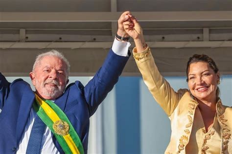 Por segurança maquiadoras de Janja demoram a entrar no Planalto