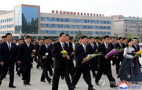 북한 정권수립 76주년 맞아 김일성·김정일 동상에 헌화 연합뉴스