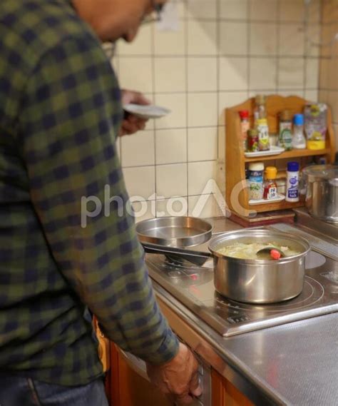 料理をしているシニア男性 No 4390464｜写真素材なら「写真ac」無料（フリー）ダウンロードok
