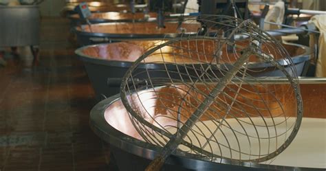 치즈 메이커는 신선한 바이오 우유를 사용하여 파마산 치즈의 형태를 준비합니다 제조에 대한 스톡 사진 및 기타 이미지 제조 치즈 0명 Istock