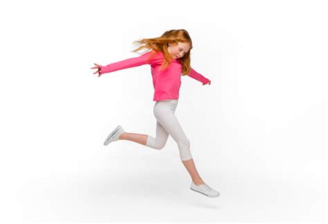 화이트 스튜디오 배경에 고립 된 행복한 빨간 머리 소녀 행복하고 쾌활하며 성실한 것처럼 보입니다 복사 공간을 참조하십시오 어린 시절 교육 감정 개념 6 7 살에 대한 스톡