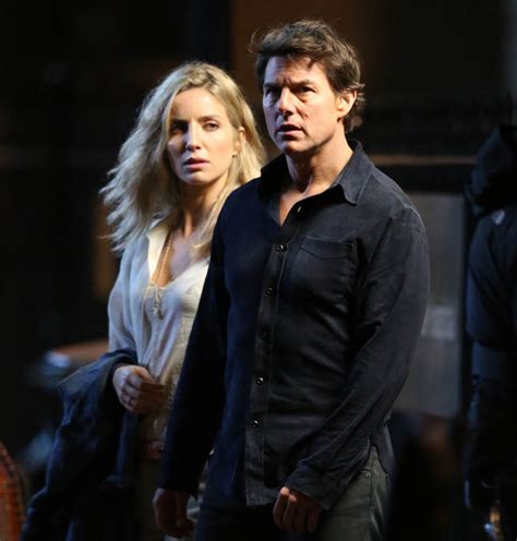 Tom Cruise On The Set Of The Mummy With Annabelle Wallislainey Gossip