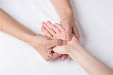 Date Un Masaje De Manos Con Reflexología