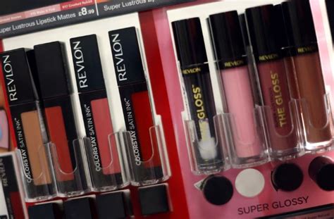 Kylie Jenner y Rihanna doblan a Revlon y el gigante de cosméticos se declara en bancarrota