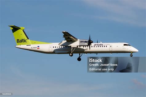 함부르크 공항에 착륙 하는 공기 발트 봄바디어 Dhc8 Q400 Ylbah 여객기 0명에 대한 스톡 사진 및 기타 이미지 0