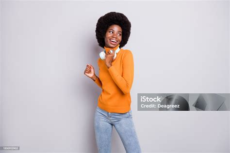 선명한 회색 색배경에 고립 된 이어폰을 들고 춤을 추는 아프로 미국 여성의 사진 초상화 갈색 머리에 대한 스톡 사진 및 기타