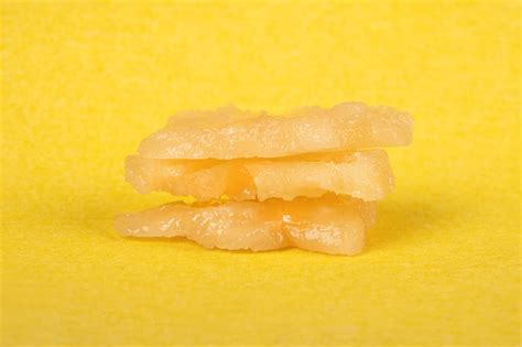 높은 Thc Dab 노란색 대마초 왁스와 녹색 잎의 조각 마리화나 농축액 대마속에 대한 스톡 사진 및 기타 이미지 대마속