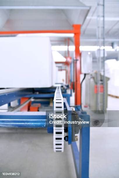 인테리어와 스티로폼 부품의 생산에 대 한 공장에서 기계 로봇에 대한 스톡 사진 및 기타 이미지 로봇 세로 구도 자동화 Istock