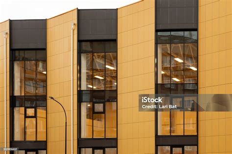 큰 창문과 노란색 금속 통풍 정면이 있는 상업용 건물의 벽 건축 또는 건축 테마에 대한 디자인 웹 사이트 랜딩 페이지에 대한 건물 조각 0명에 대한 스톡 사진 및 기타